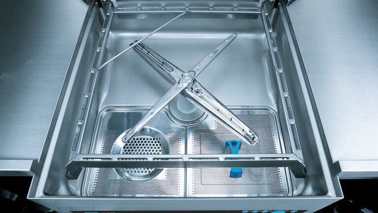 El lavavajillas de capota UPster H brilla por su alta flexibilidad - MEIKO